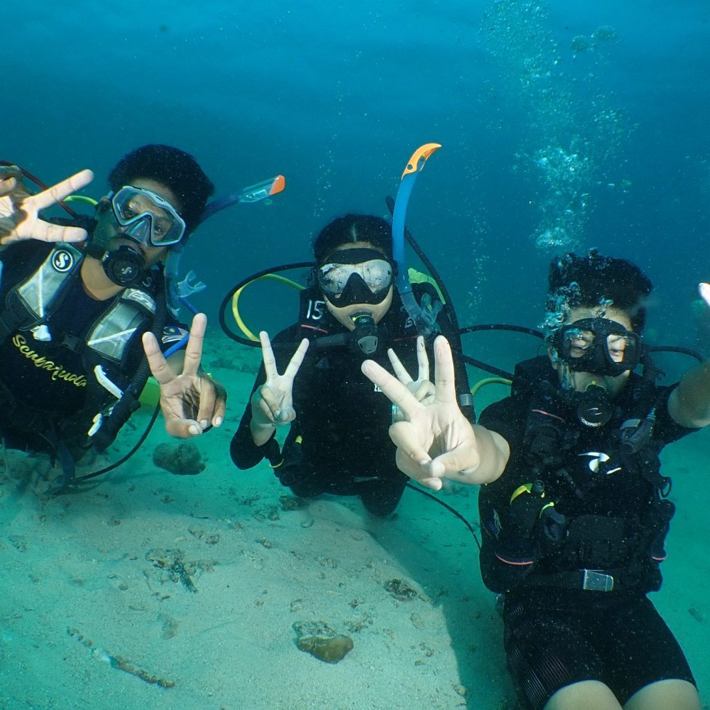 Courses - PADI dive course. Fundive. Snorkeling. Guest house